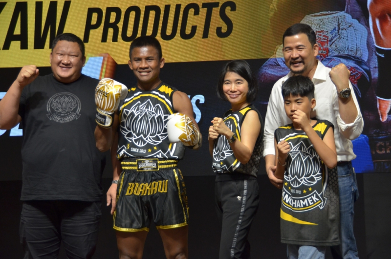 “บัวขาว บัญชาเมฆ” เปิดตัวคอลเลคชั่น Buakaw Number 1 Series สินค้าอันดับ ...
